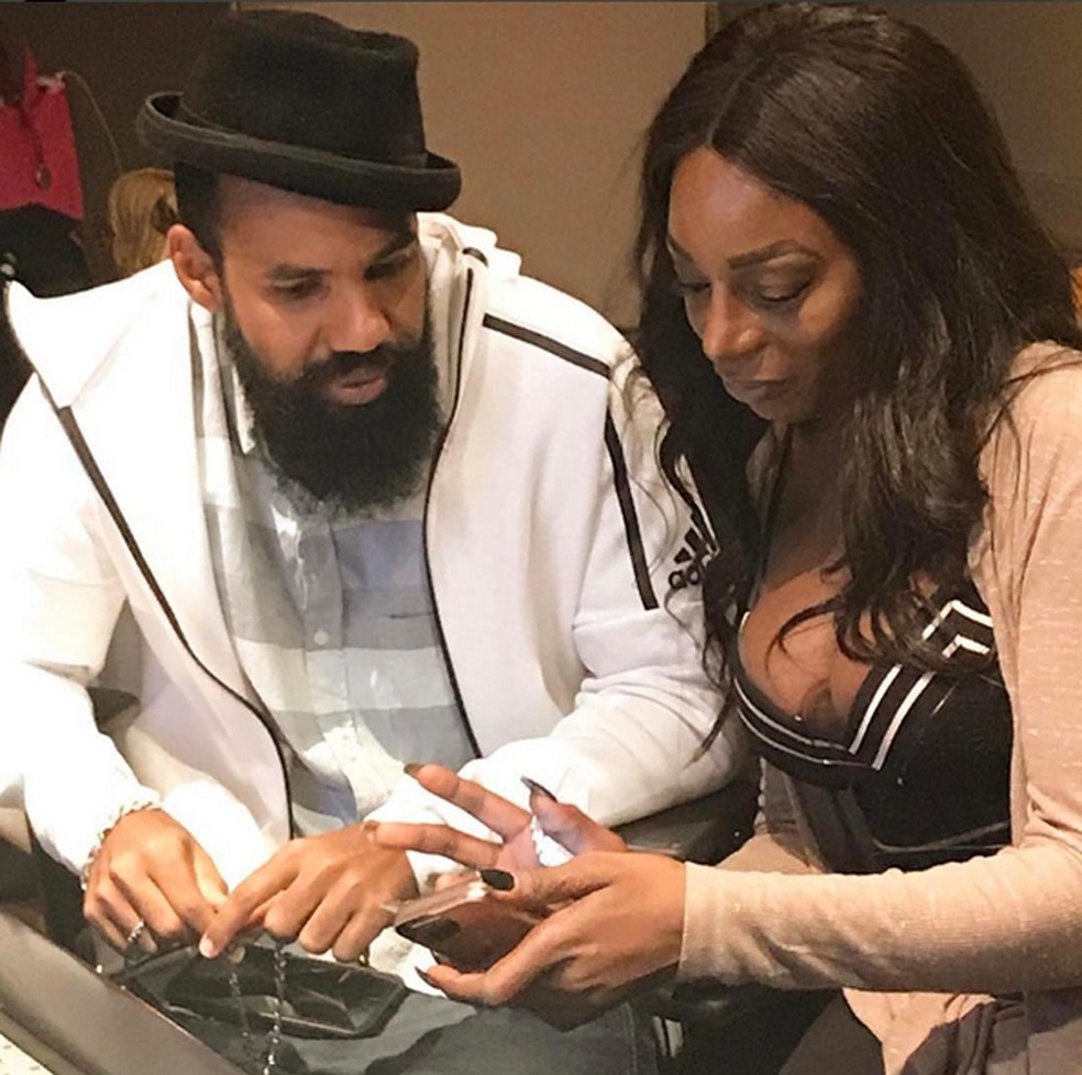 Quem é Titica, a cantora trans sucesso entre crianças na Angola que ...