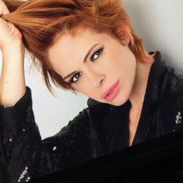 Babi Xavier capricha no carão ao posar usando apenas jaqueta brilhante ...