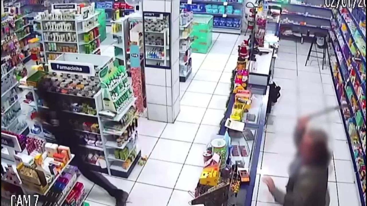 Dono De Farmácia Usa Facão Para Impedir Assalto Em Franca Sp Vídeo
