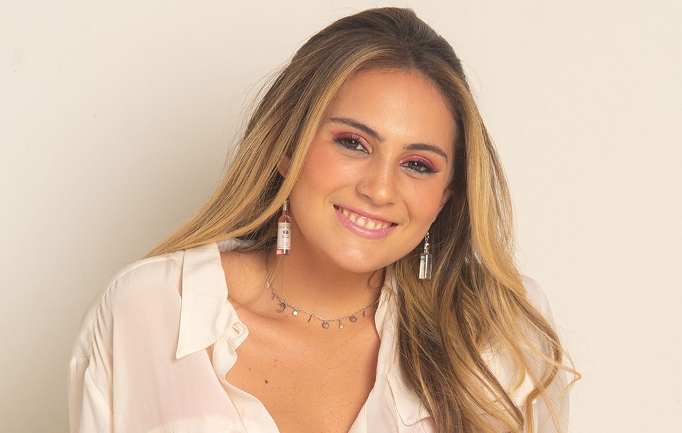 De fio-dental, Luisa Périssé, filha de Heloísa Périssé, posa 'à milanesa' em dia de praia ...