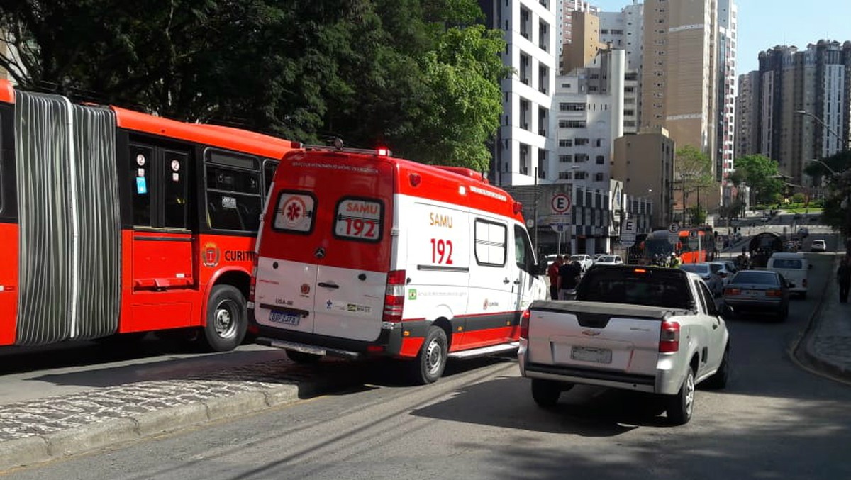 Mulher morre atropelada por ônibus biarticulado, em Curitiba | Paraná | G1