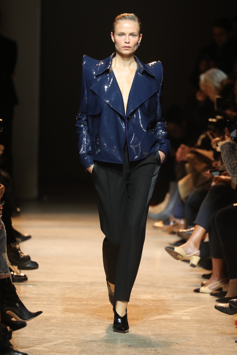 Mugler passeia em seu habitat natural com inverno 2018 oitentista ...