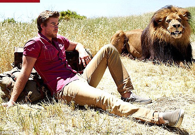 Liam Hemsworth posa com leão para propaganda - Quem | Moda