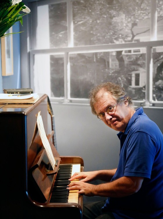 Para celebrar os 90 anos de Tom Jobim, músico é homenageado no Rio ...