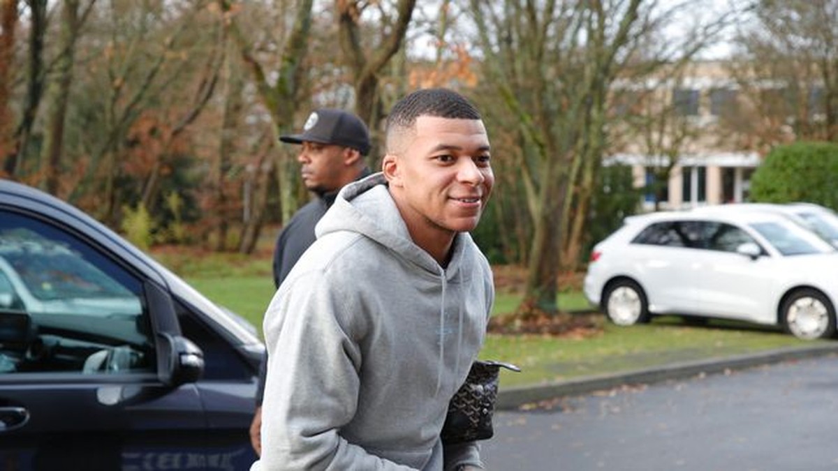 Sem folga! Mbappé volta a treinar com PSG três dias após final da Copa ...