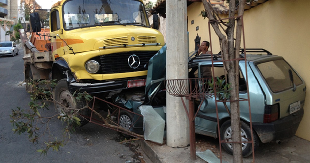 G1 - Caminhão desgovernado desce ladeira e atinge carros em rua de BH - notícias em Minas Gerais