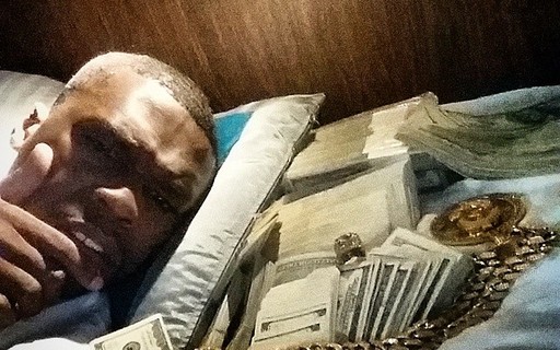 Rapper 50 Cent ostenta e dorme cercado por (muitos!) dólares - Quem ...