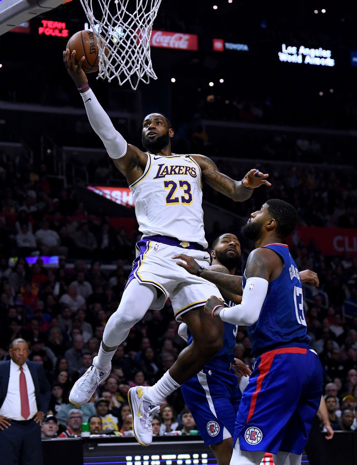 Com defesa sufocante e 58 pontos da dupla LeBron e Davis, Lakers vencem os Clippers | nba | ge