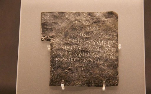 Tábuas "amaldiçoadas" de 2.500 anos são descobertas em cemitério grego ...