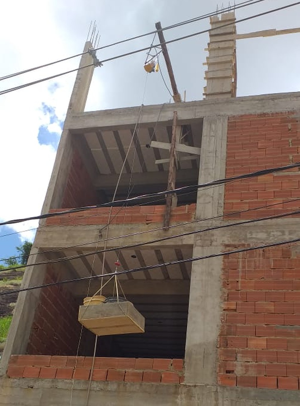 Em Caratinga, pedreiro morre ao cair de altura de nove metros em prédio ...