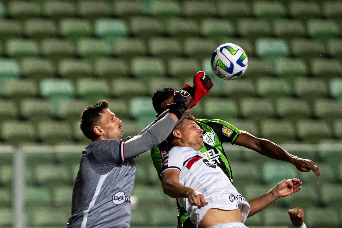 Michael Fracaro fecha gol e põe fim à insegurança com goleiros no Santa ...