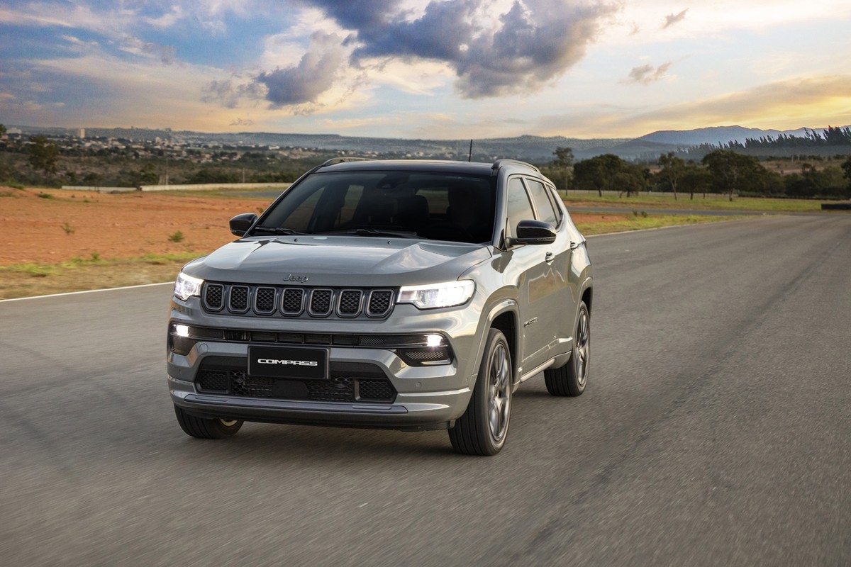 Jeep Compass e Commander chegam às lojas mais equipados na linha 2023 ...