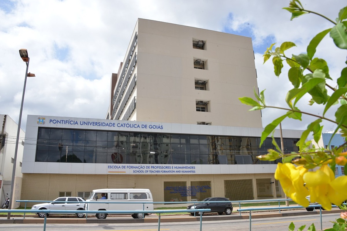 Professores podem concluir licenciatura de graça na PUC Goiás | Guia do ...