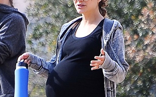 Quase lá! Natalie Portman exibe barriga enorme da segunda gravidez ...
