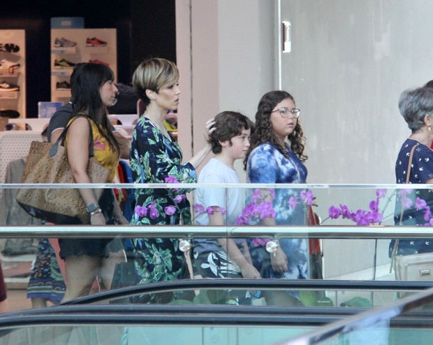 De volta ao Brasil, Ana Furtado passeia em shopping com a filha - Quem ...