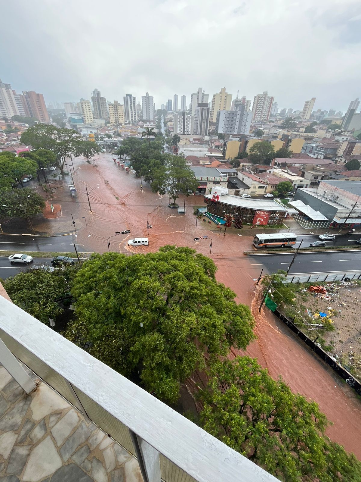 Após forte chuva, vários pontos ficam alagados em Bauru | Bauru e ...