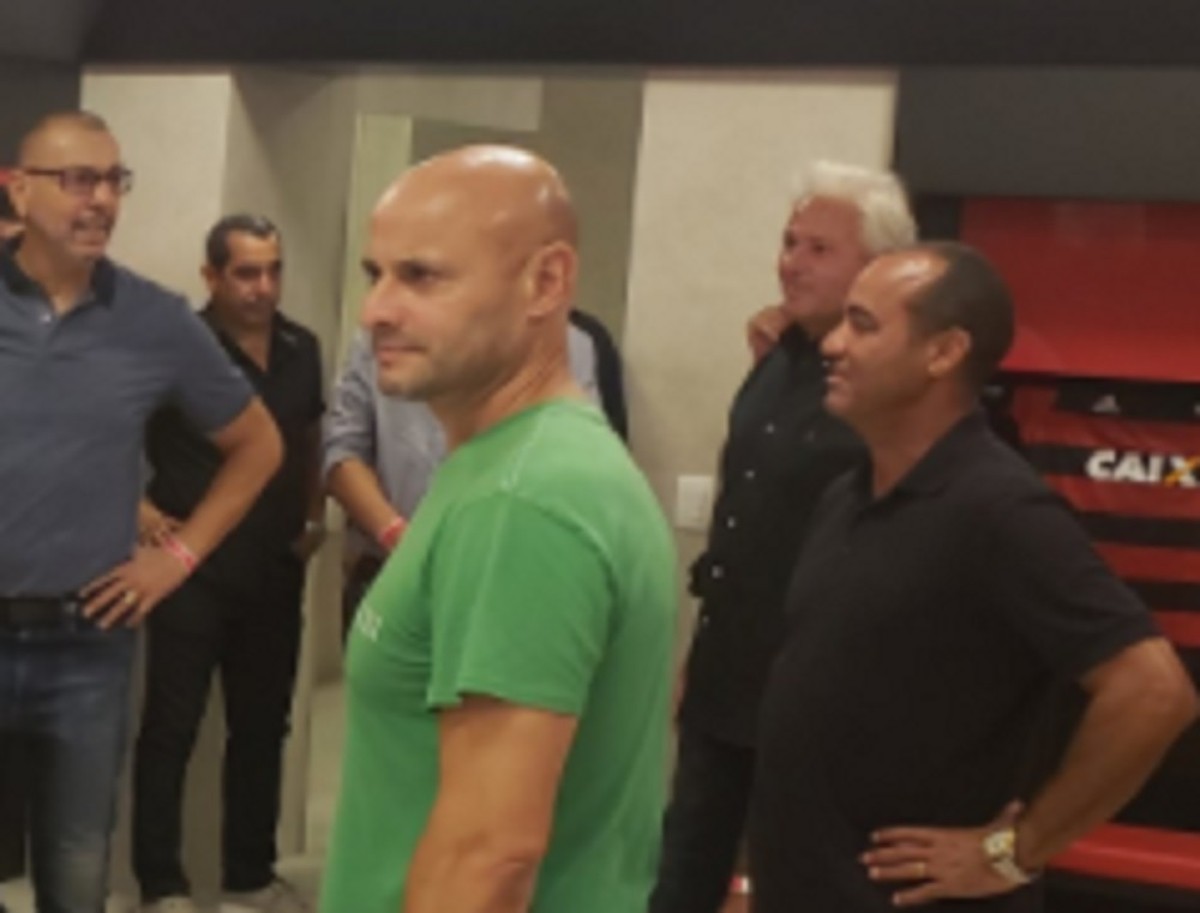 Discreto, Godinho reaparece no Flamengo em noite de homenagens a Wrobel ...