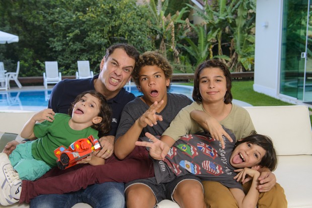 Marcello Antony posa com a família e se derrete: "Meu mundo agora é ...