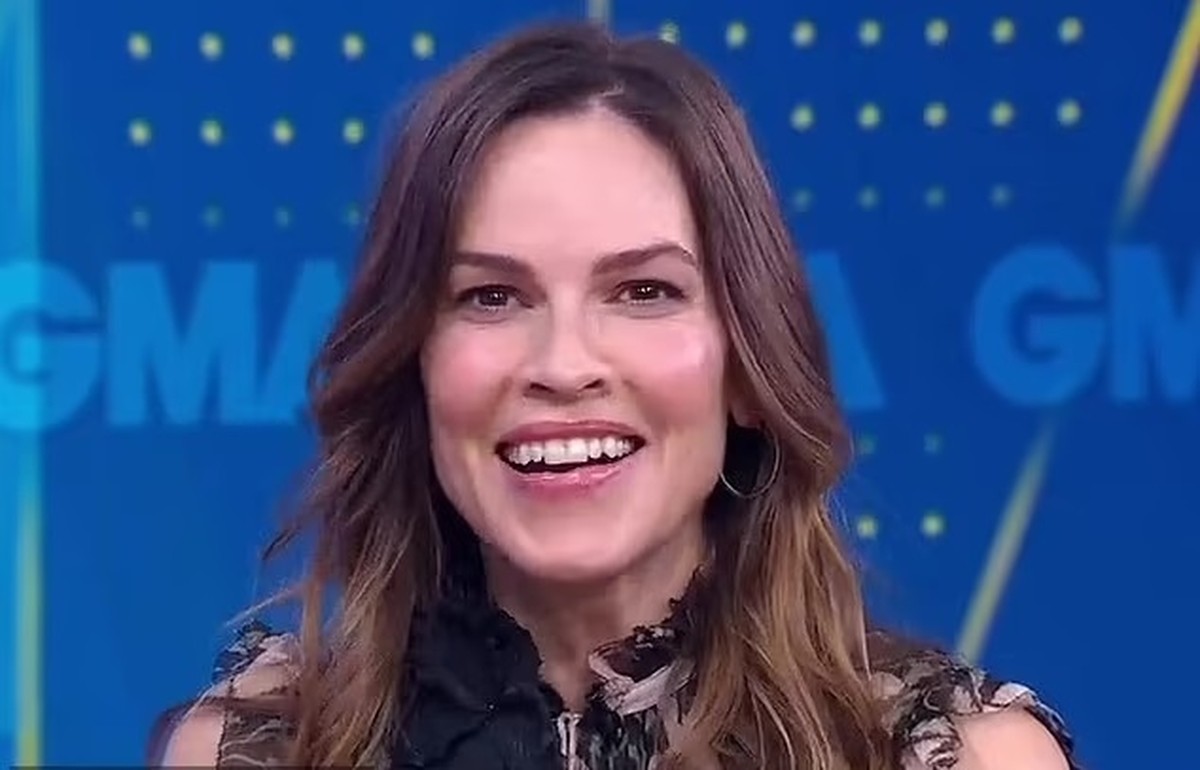 Hilary Swank anuncia, aos 48 anos, que está grávida de gêmeos | Famosos | Crescer