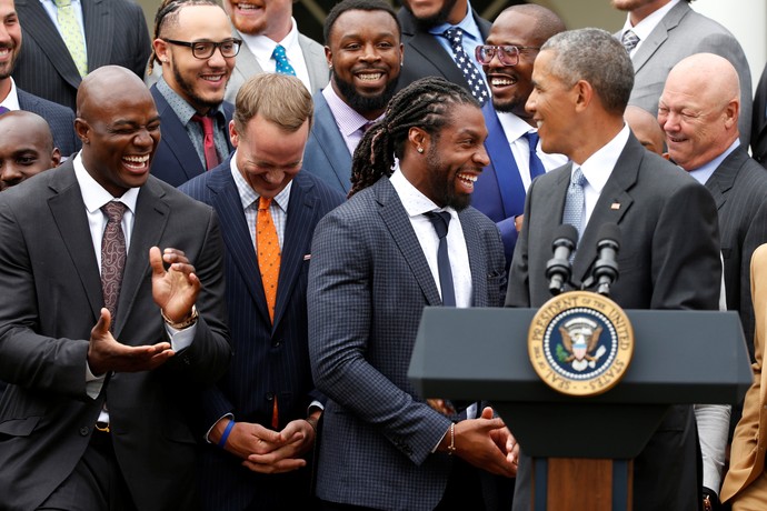 Obama recebe campeões da NFL e brinca ao ganhar capacete de presente