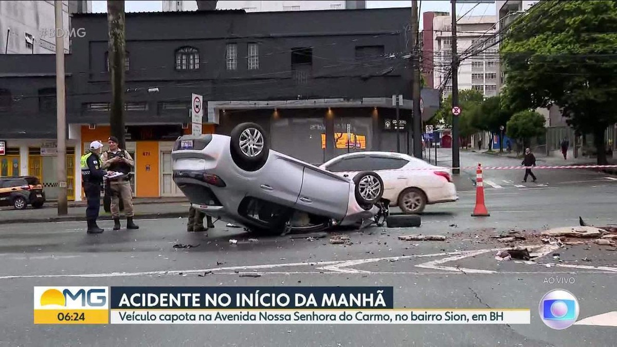 Carro bate em semáforo, capota e fica com frente destruída na Av. Nossa Senhora do Carmo, em BH ...