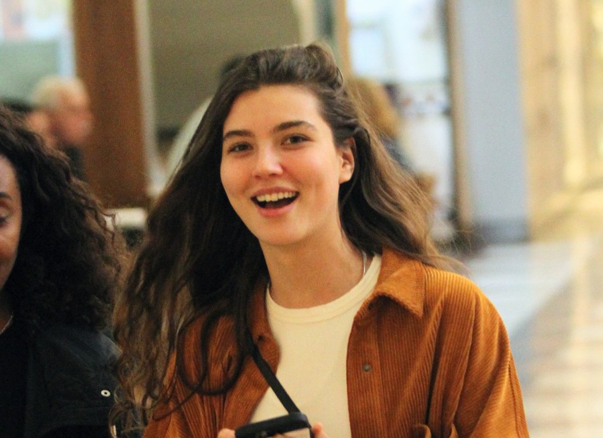 Alanis Guillen faz compras e posa com fãs em shopping no Rio; fotos ...