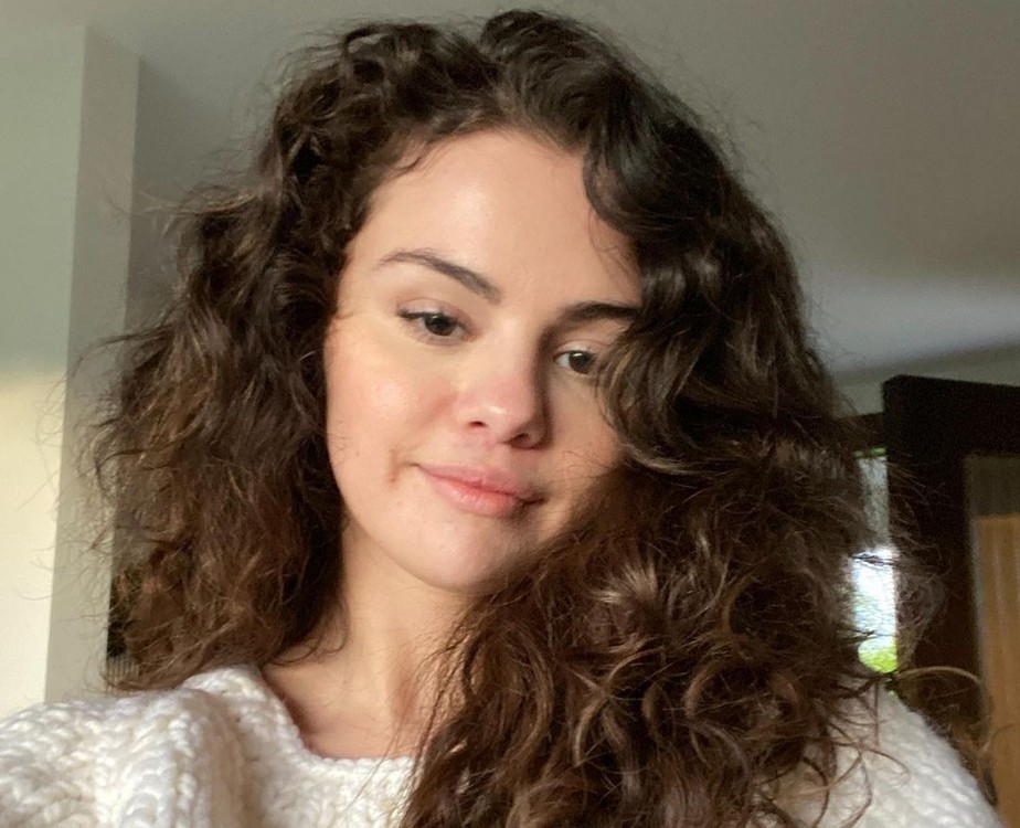Selena Gomez exibe cabelos naturais e pede a opinião dos fãs ...