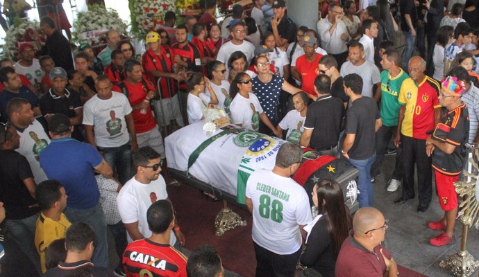 Cleber Santana é velado na Ilha do Retiro, onde começou a carreira
