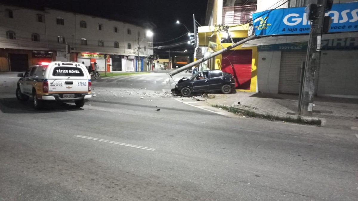 Carro bate em poste e deixa duas mulheres feridas em Governador Valadares | Vales de Minas ...
