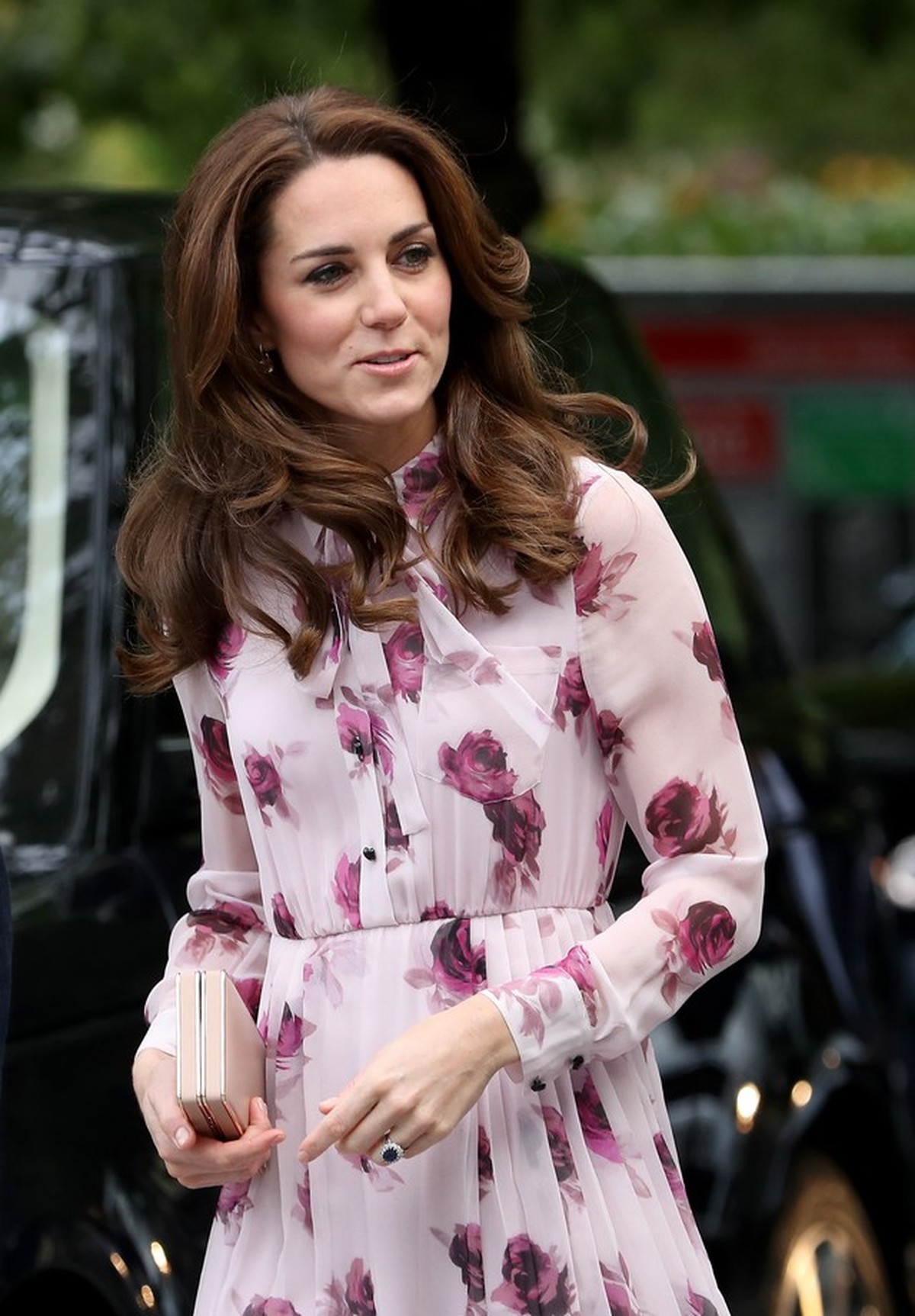 Kate Middleton surge linda com vestido floral cor-de-rosa | Celebridades | vogue