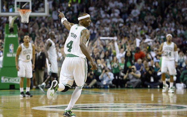 Boston Celtics bate New York Knicks na prorrogação, e respira na série ...
