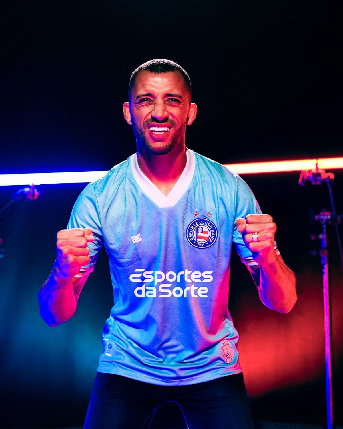 Novo zagueiro do Bahia, Vitor Hugo desembarca em Salvador e se ...