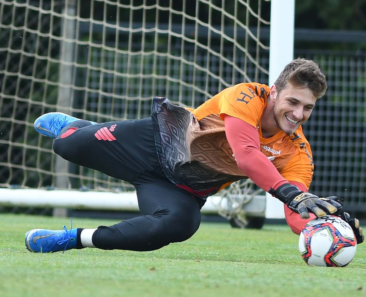 Athletico amplia vínculo com o goleiro Bento; novo contrato vai até ...