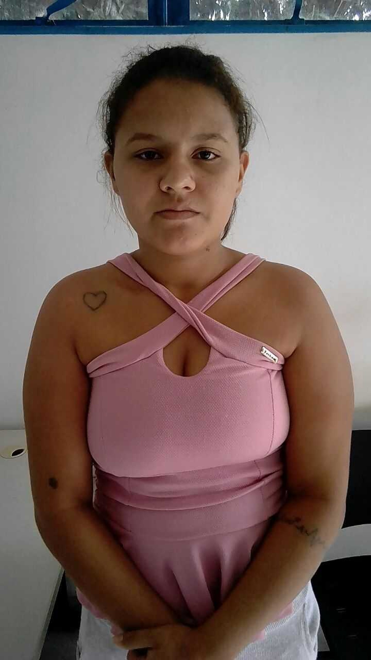 Jovem é Presa Ao Tentar Entrar Com Droga Em Delegacia De Paraíso Do
