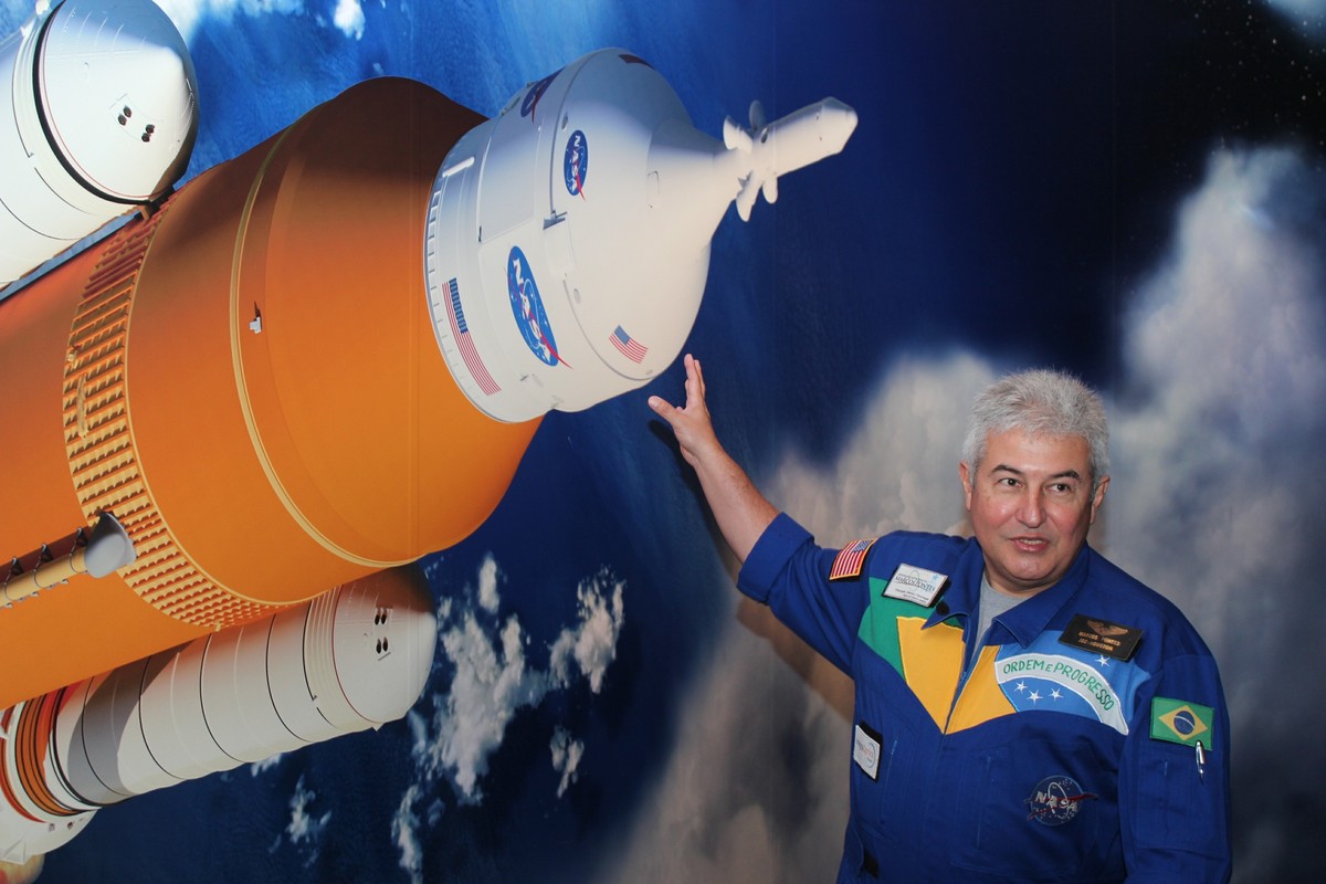 Devoto, astronauta brasileiro leva broche com imagem de Aparecida ao ...