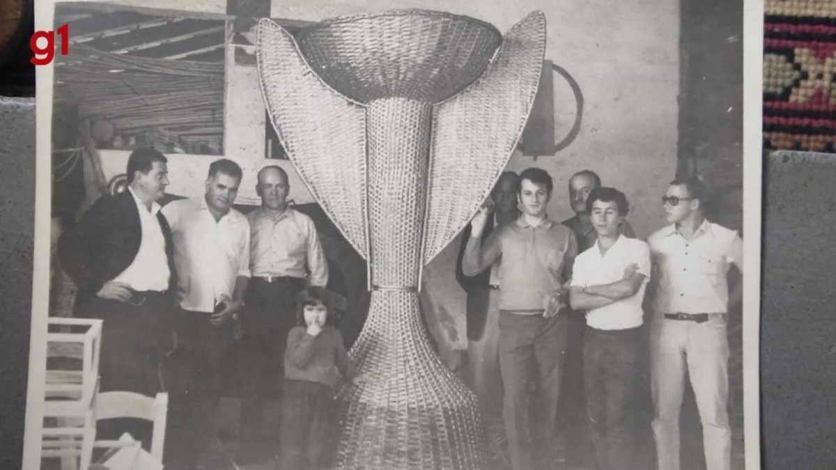 Réplica da Taça Jules Rimet feita de vime mobilizou multidão nas ruas ...