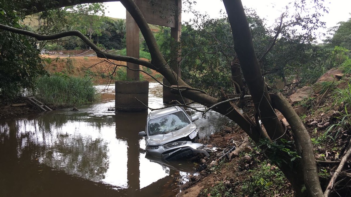 Carro cai da ponte do Rio Jucu no ES e motorista sobrevive | Espírito Santo | G1