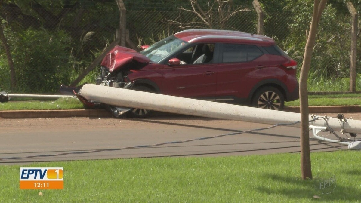 Motorista Fica Ferida Após Carro Bater Em Poste E Derrubar Outros 2 No