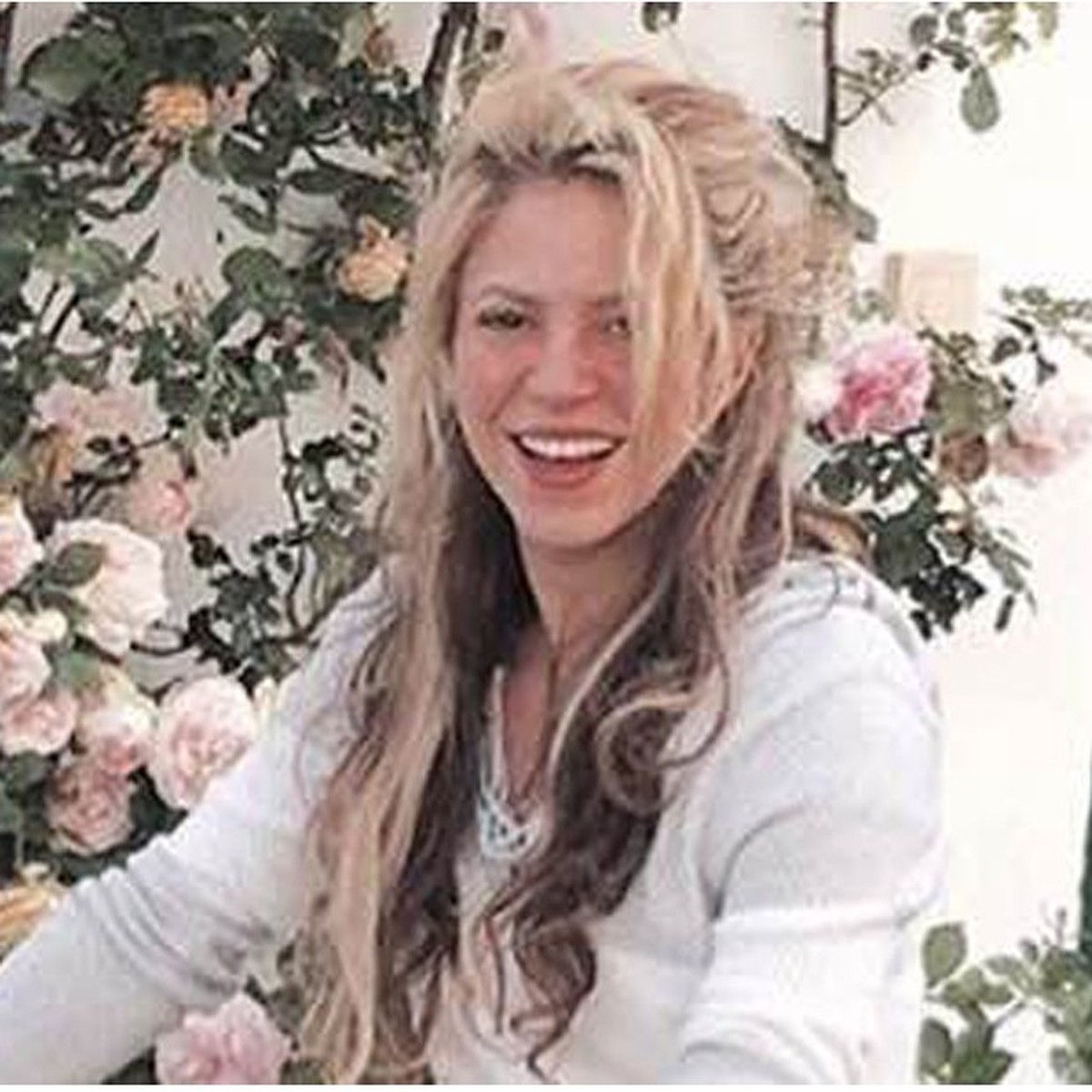 Shakira exibe pernas saradas em passeio de bike | Celebridades | Vogue