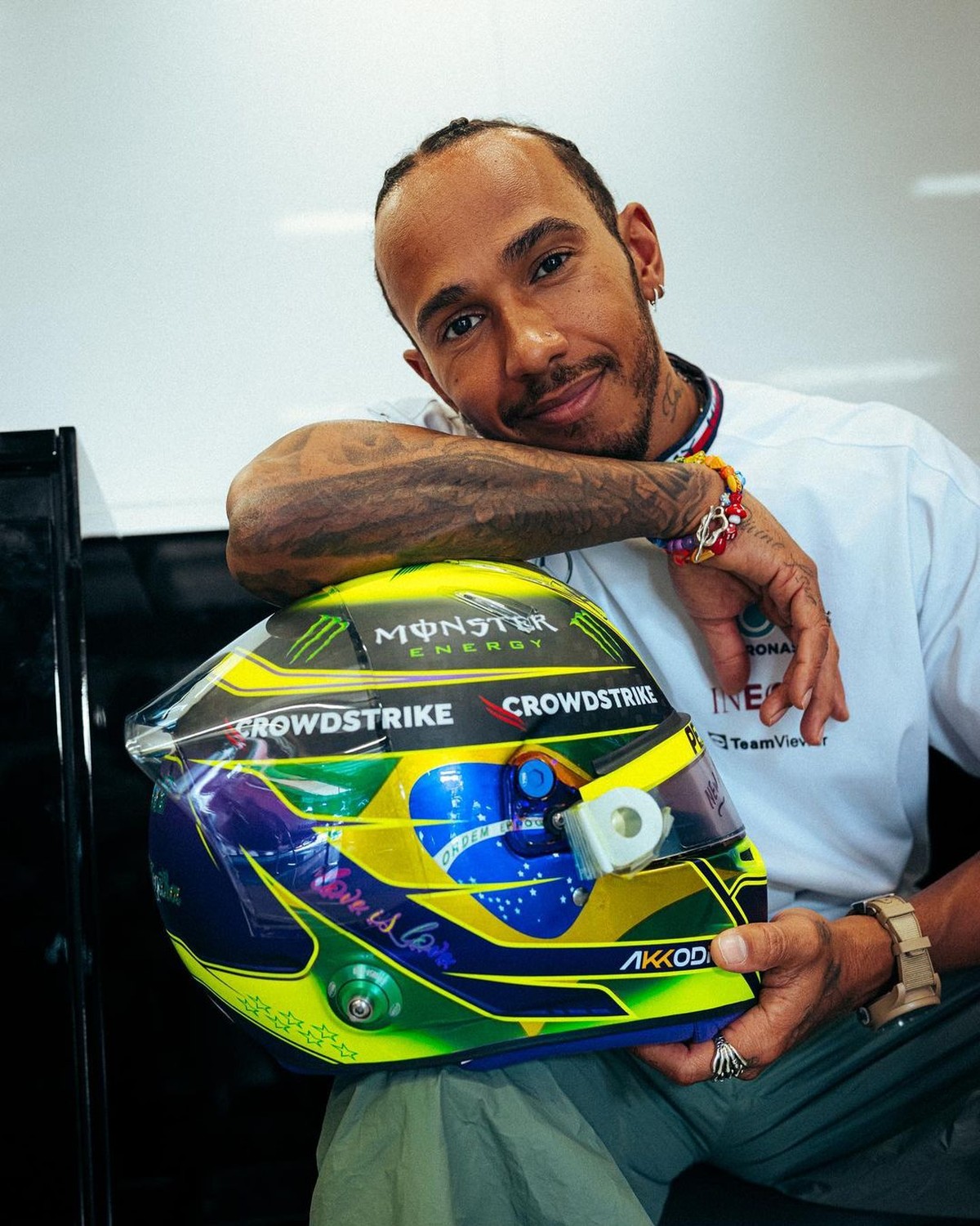 Hamilton escolhe capacete com as cores da bandeira do Brasil para o GP ...