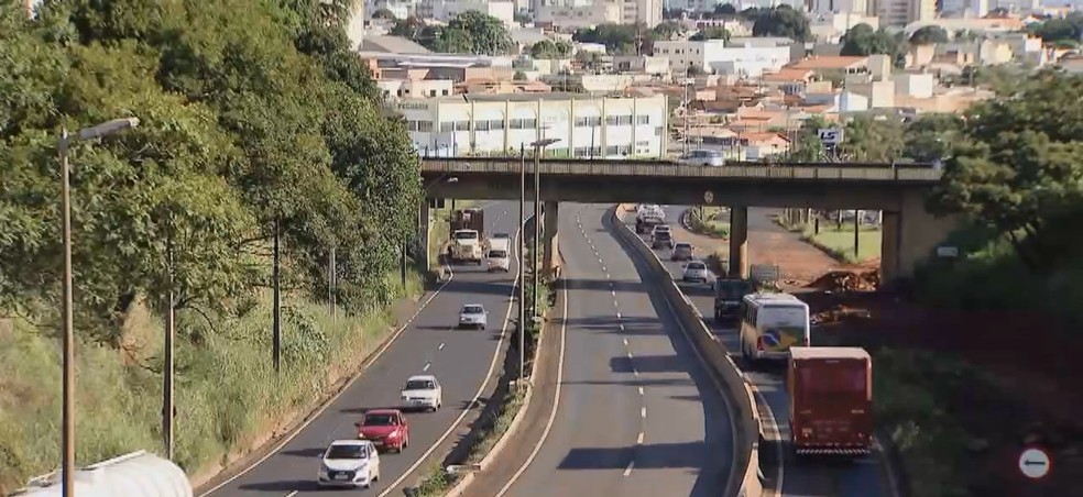 Tráfego na BR-365 próximo à obra do viaduto Virgílio Mineiro em ...