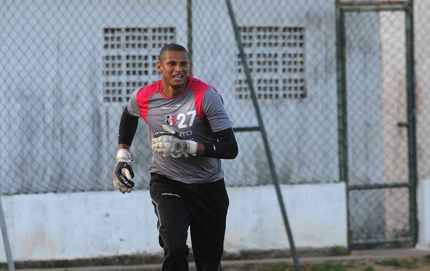 Goleiro Tiago Cardoso com futuro incerto no time do Santa Cruz ...