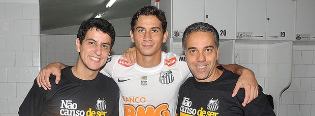 Neymar, Ganso & Cia posam com taça do tri no vestiário do Santos ... Neymar, Ganso & Cia posam com taça do tri no vestiário do Santos ...
