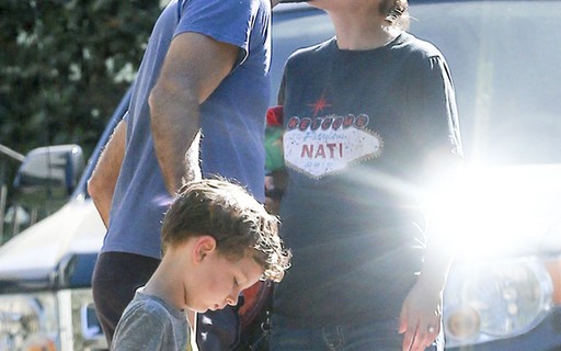 Com barriga de gravidez em evidência, Natalie Portman ganha beijo de ...