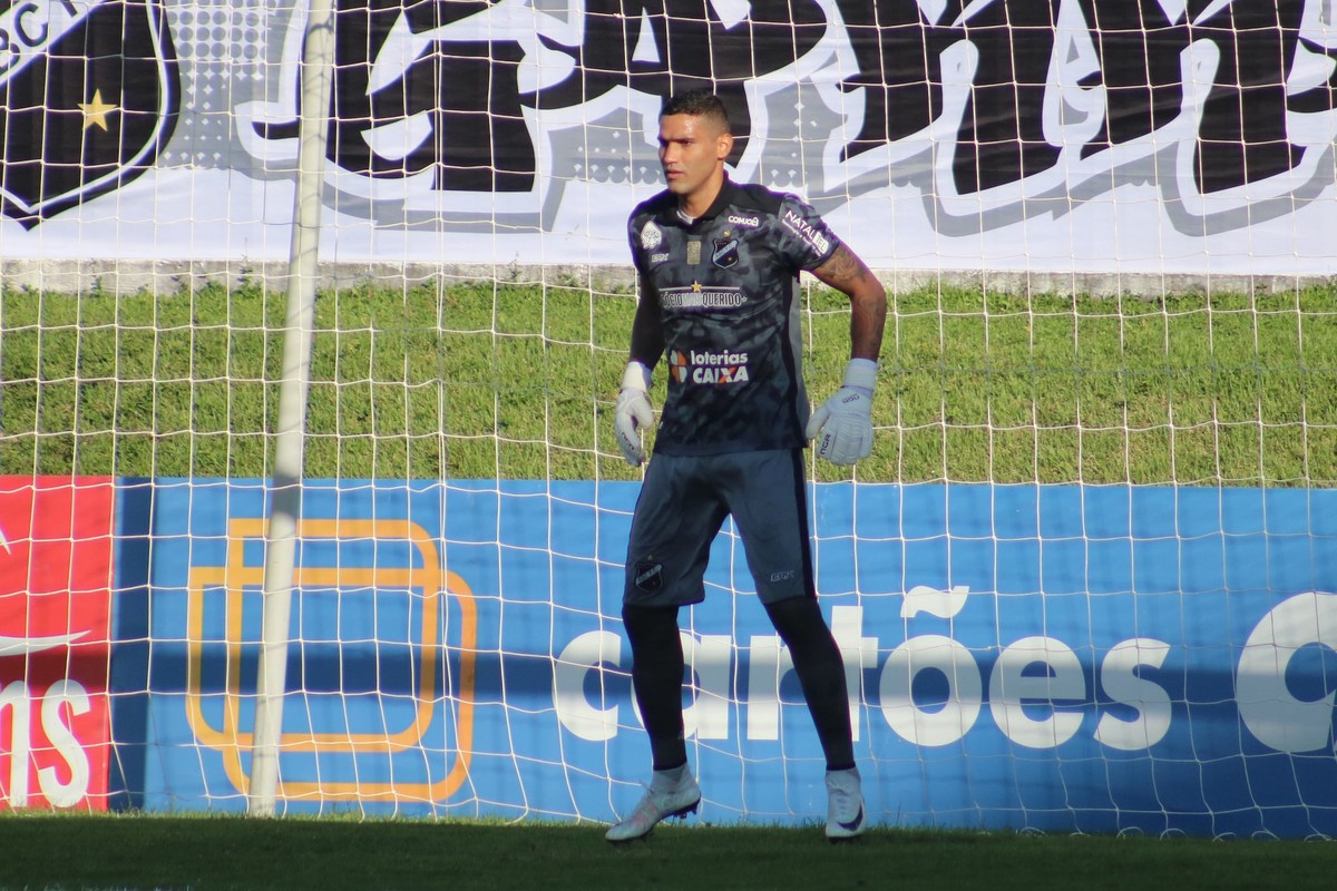 Edson comemora renovação com ABC: "Muito motivado e preparado" | abc | ge