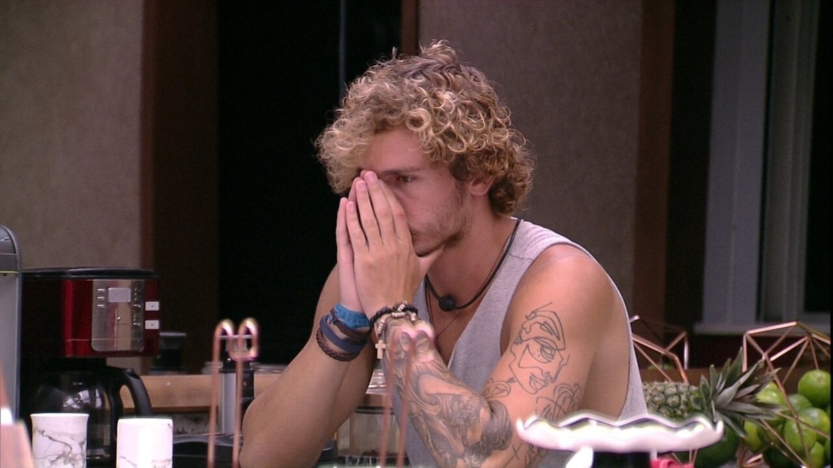 Enquanto espera Prova do Líder, Alan fica pensativo na cozinha | casa ...