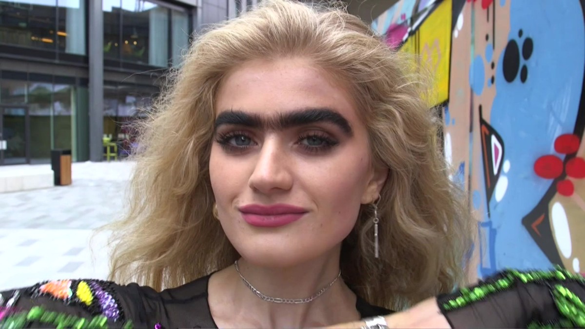 A modelo que desafia estereótipos de beleza ostentando 'monocelha ...