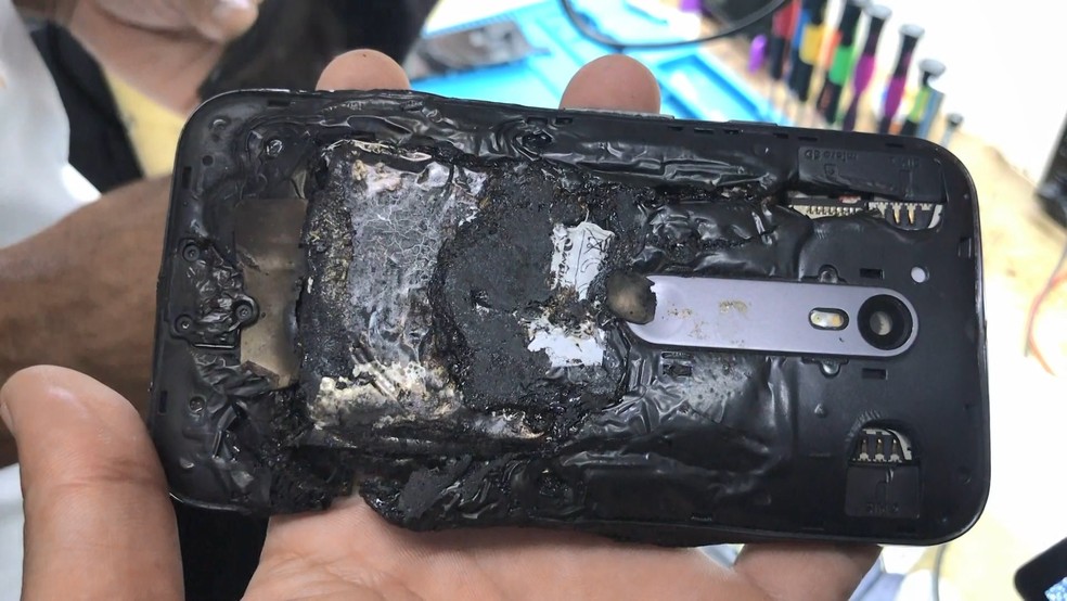 Vídeo mostra momento em que celular explode na mão de técnico em ...