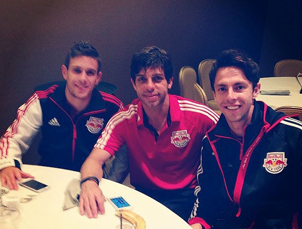 Ao lado do irmão de Kaká, Juninho bate papo antes de treino nos EUA ...