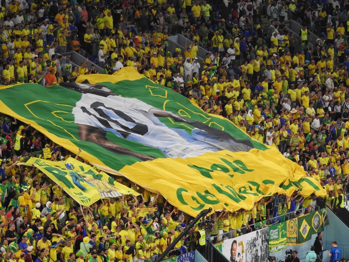 Torcida do Brasil abre bandeira com homenagem a Pelé aos 10 minutos de ...